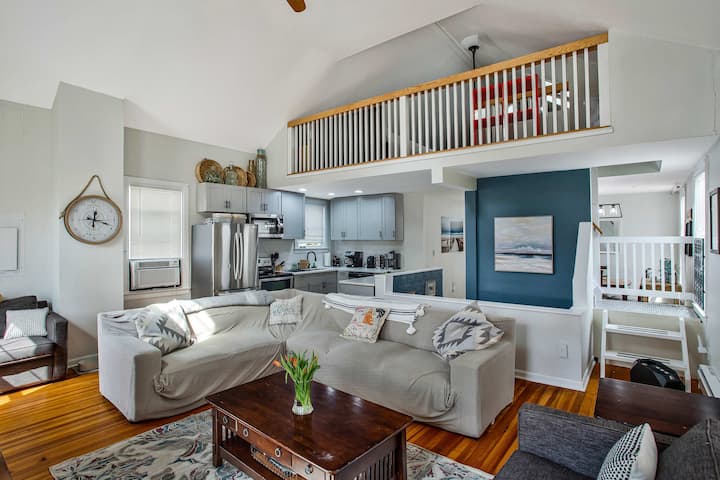 Charming Beach House Top Floor - Walk Everywhere! - North Beach, MD