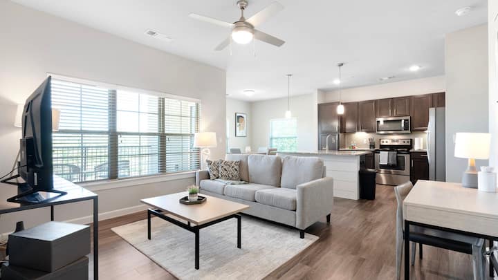 Spacious 2bd W/ Pool Access & Gorgeous Hill Views - New Braunfels, TX