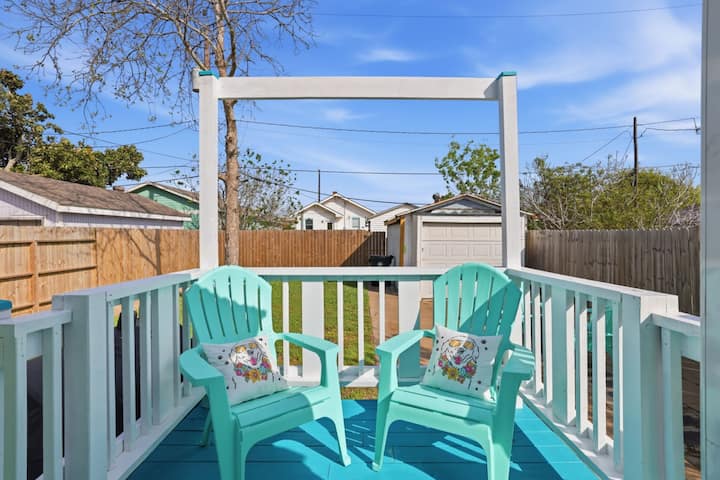 Beach Bungalow 5 Min From Pleasure Pier! - Galveston, TX