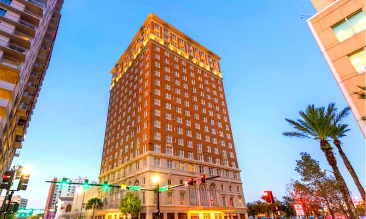 Historic Downtown Gem & Bar With Jazz-lounge Vibe - Tampa, FL