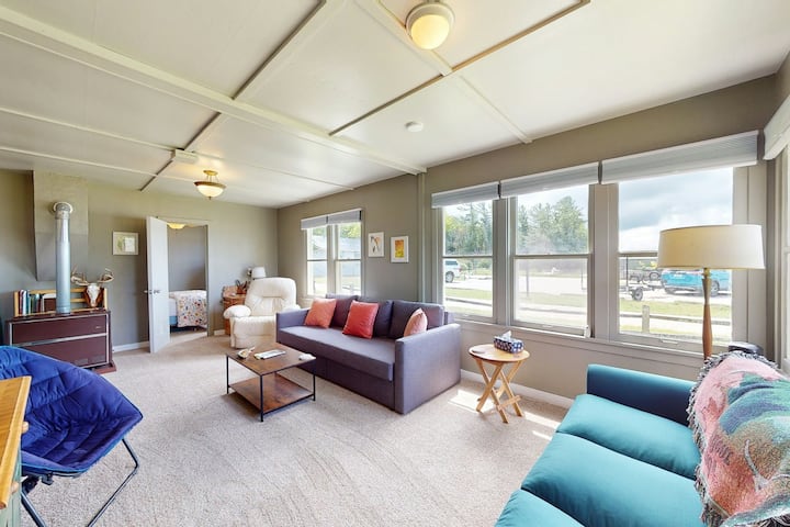 2br Home With Water View, Lawn, & Patio - Arcadia, MI