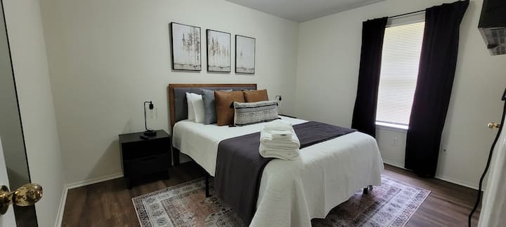 Bright & Comfortable 3br | Airport Access & Pets - Alabama Safari Park