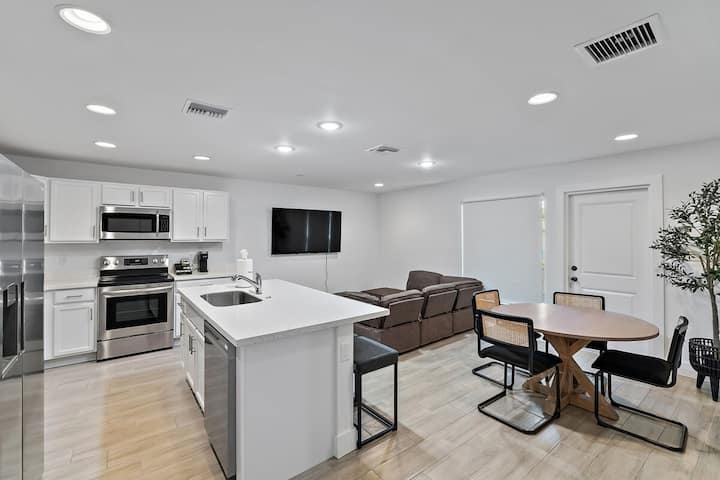 Bright & Spacious 3br | Close To Beaches - West Palm Beach, FL