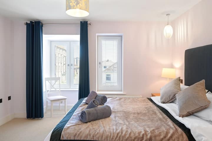 Modern Townhouse W/ Parking Nr Tolcarne Beach - Newquay