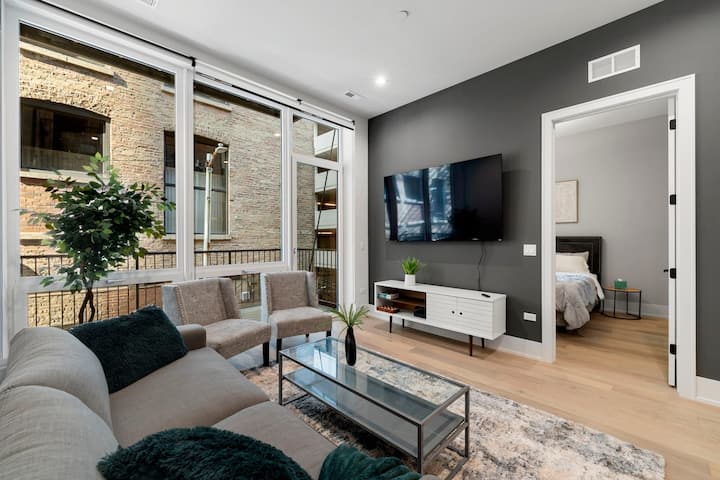 Chic 2br 2ba Condo With Balcony - River North Chic - Chicago