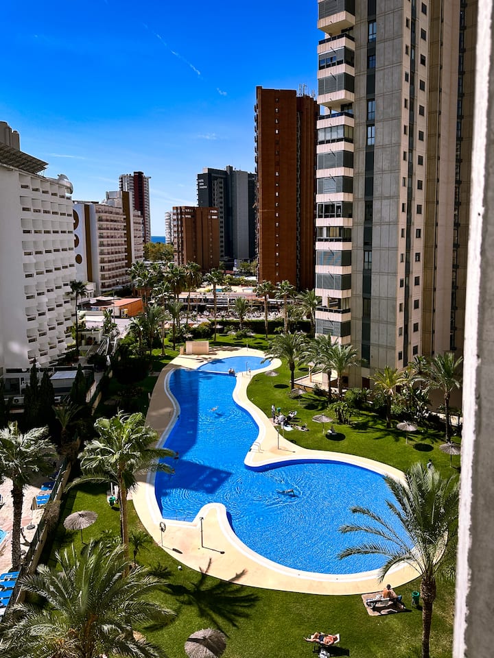 Benidorm Luxury Stay – Huge Pool & Prime Location - Benidorm