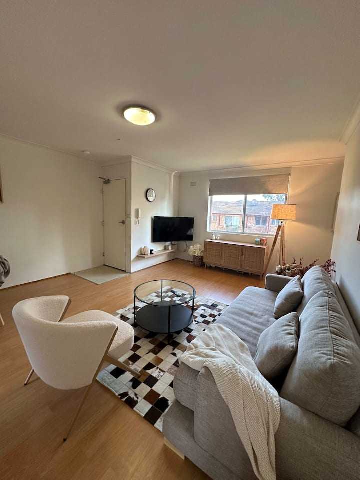 Cute & Light-filled Apartment - Near Liverpool Cbd - Liverpool