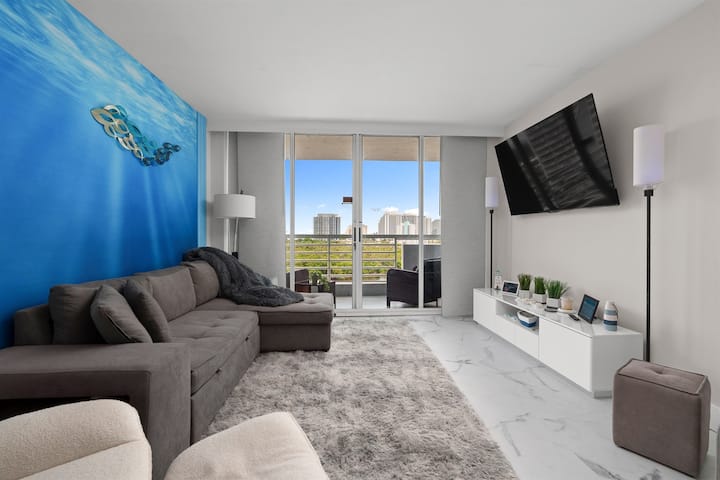 Modern Comfort Waterfront Suite-5 Min Walk Beach - Fort Lauderdale, FL