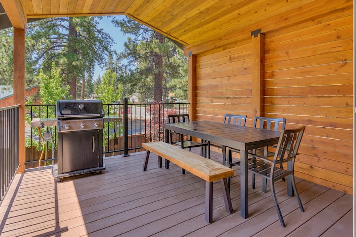 Cozy Cabin Near Lake W/ Hot Tub & Fireplace - South Lake Tahoe, CA