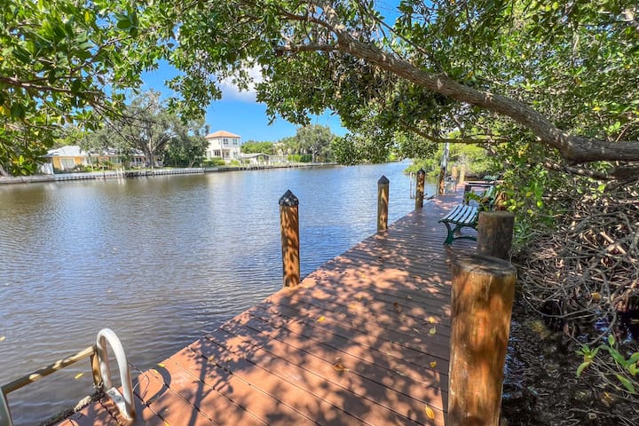 Sunny Central Sarasota Oasis - Sarasota, FL