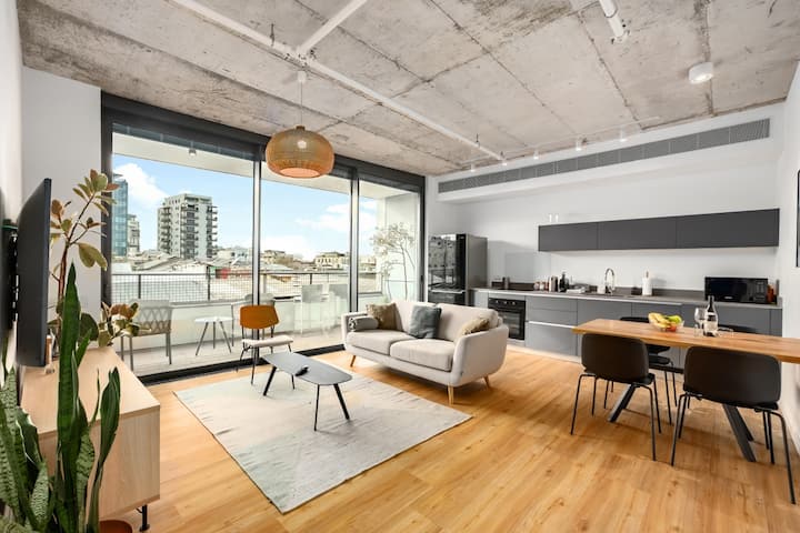 Chic High-end Stay 1br 63 Sqm |Balcony|parking|gym - Tel-Aviv