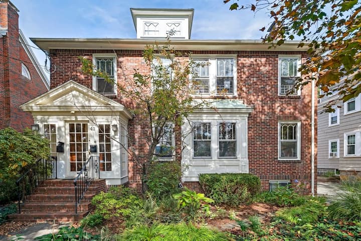 Newly Furnished, Central Location, 3 Bedrooms - Brookline, MA