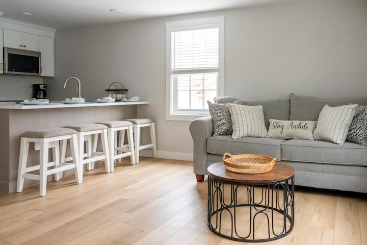 Cobblestone Suite By Stay Newport - Newport, RI