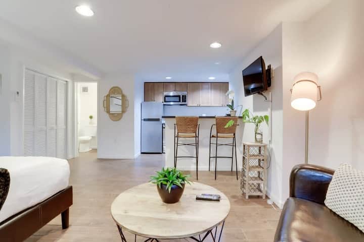 Sojourn Studio On R | Walkable In Dupont | #1a - Washington
