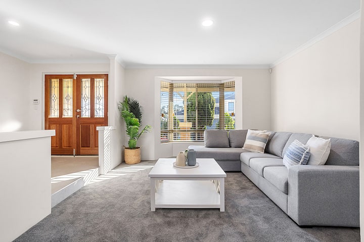 Beautiful Home Away From Home Beside The Beach - Perth