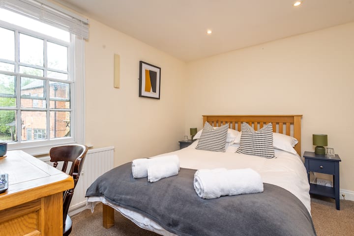 Standard Double Room With Ensuite Bathroom - Banbury