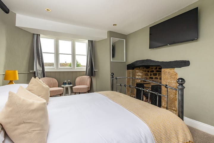 Superior King Size Room With Ensuite Bathroom - Banbury