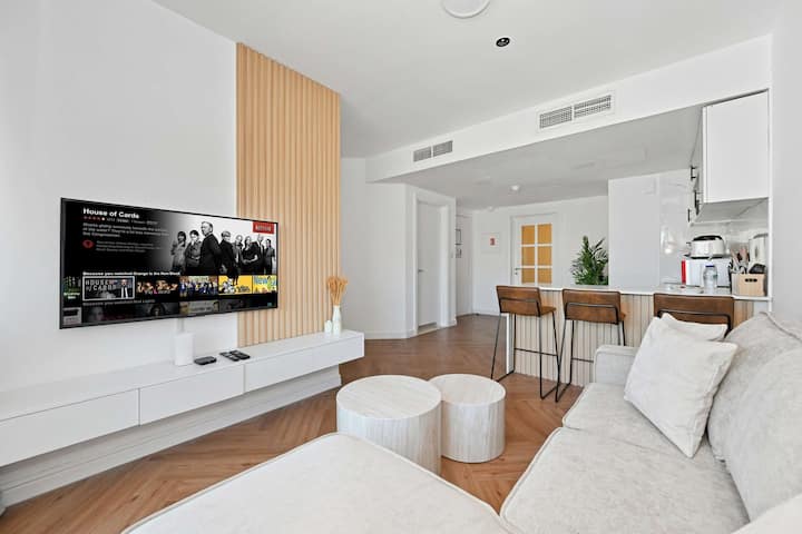 Stylish 2 Bed | Near Metro| Sleeps 6 - Dubai