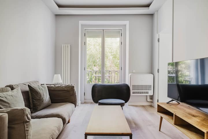 Blueground | Malasaña, Elev, Washer, Balcony, A/c, - Madrid