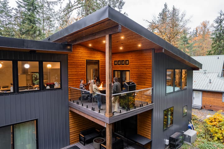 Luxe Home W/ Starlink, Hot Tub, & Chefs Kitchen! - Glacier, WA