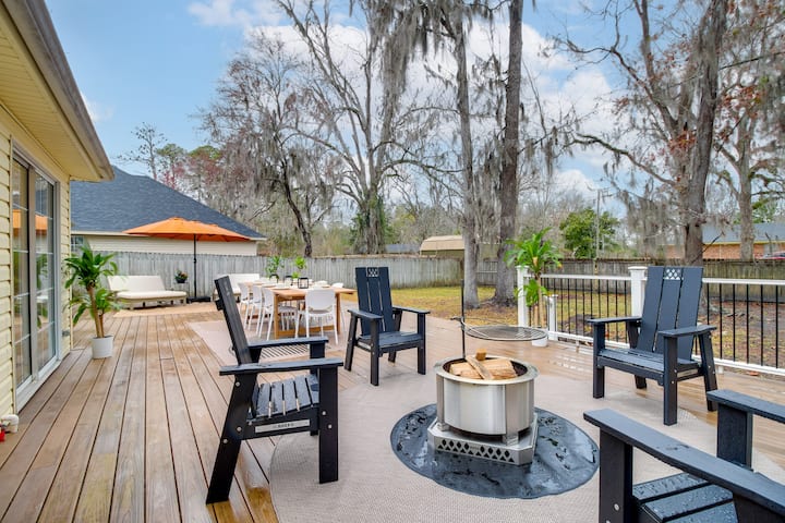 Fenced Yard & Projector! Savannah Family Retreat - Savannah, GA