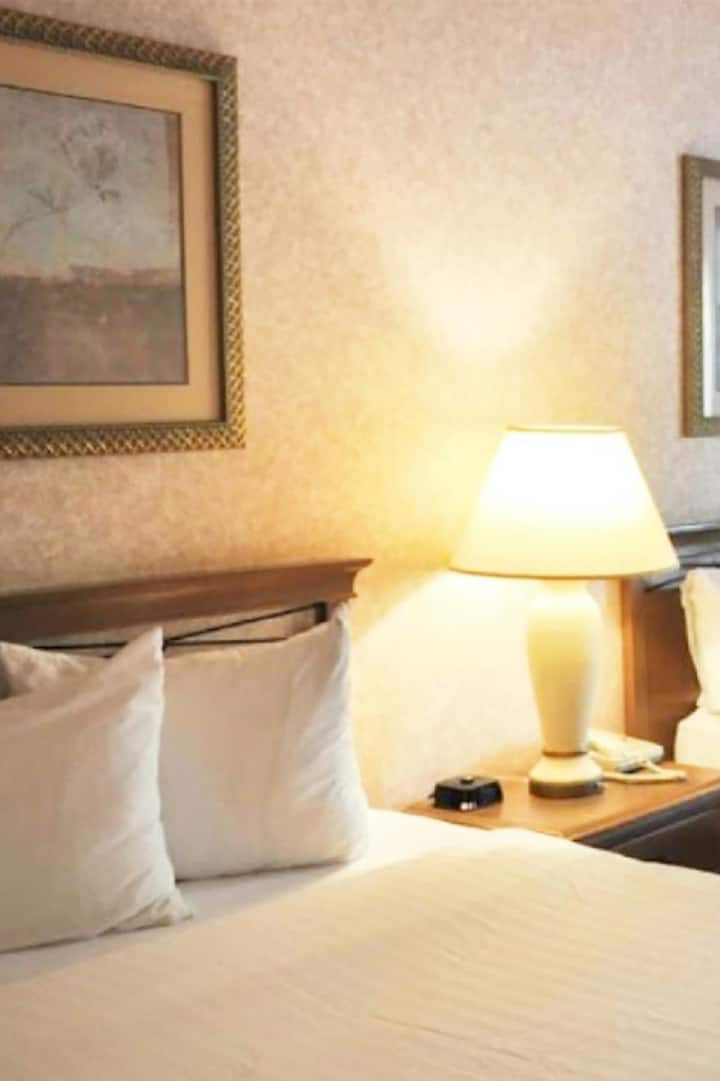 Unwind With A Drink At Captain’s Cove Lounge - Fresno, CA