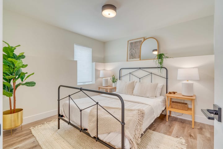 The Madison Farmhouse - Vintage Shops & Espresso - Sunnyside - Portland