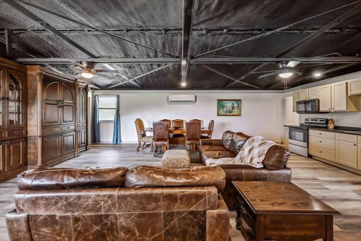 Hunter’s 3br Escape | Patio | Countryside Views - Beacon Lake, Bluff Dale