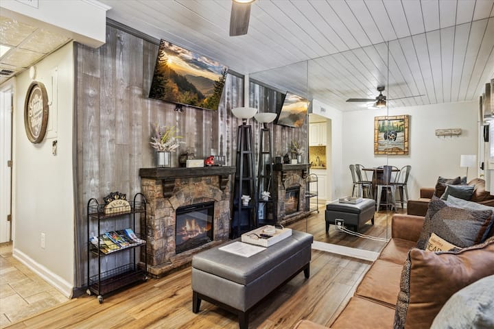 Condo Dtown G'burg Indoor Pool Sleeps 4 Balcony - Gatlinburg, TN