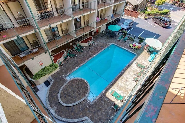 *New* Condo Dtown G'burg Indoor Pool Sleeps 4 - ガットリンバーグ, TN
