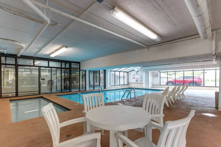 Condo Dtown G'burg Indoor Pool Sleeps 4 Balcony - Gatlinburg, TN