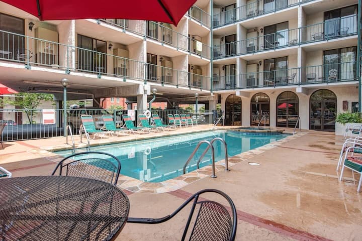 Condo Dtown G'burg Indoor Pool Sleeps 4 Balcony - Gatlinburg, TN
