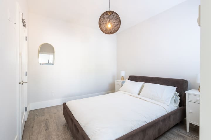 Cozy & Relaxing Haven ~ Queen. Bed ~ Kitchen ~ Pkg - Vancouver
