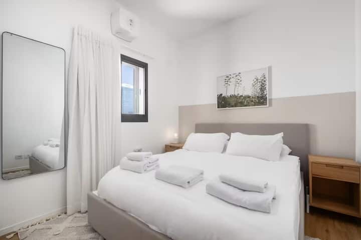 Upscale Furnished 1br 68 Sqm |Balcony|parking|gym - Tel Aviv