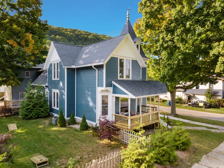The Glarum House - Gorgeous Historic Home & A/c! - Frankfort, MI