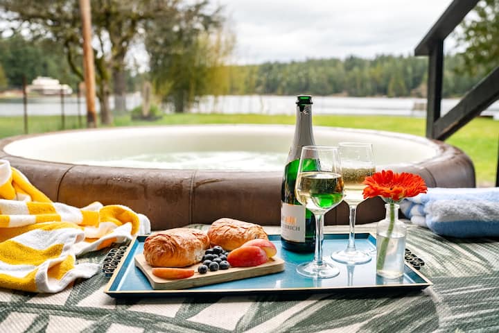 Lakefront Tree Swing: Hot Tub & Private Dock! - Anderson Island