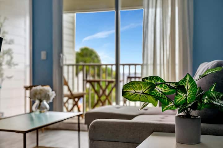 Bayview Balcony, Heated Pool, Bar/grill - Tampa