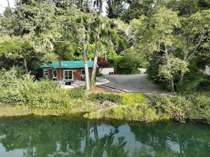 Winchuck Riverfront Home - Brookings, OR