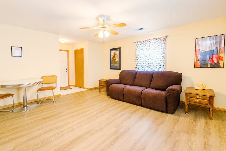 Retro 1br | Near Hospital | Parking At Door - Newburgh, IN