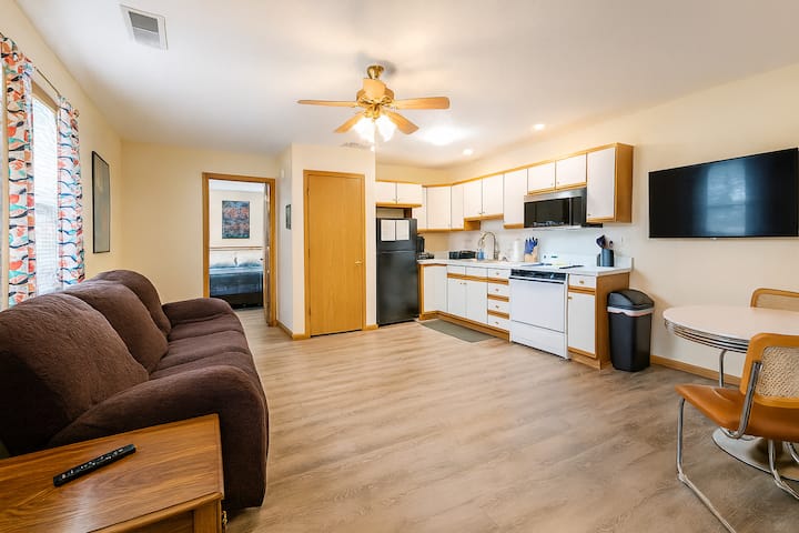 Downtown Retro Apt - Great For Extended Stays! - Newburgh, IN