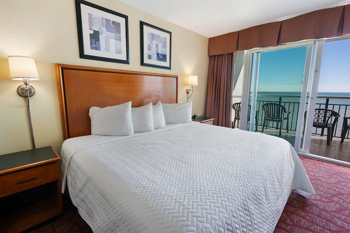 Amazing Pools, Direct Oceanfront Studio, King Bed - Myrtle Beach, SC