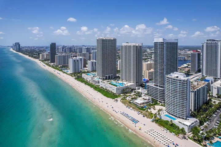 Ocean Wind - Luxury Beachfront Condo With Pool & G - Hollywood, FL