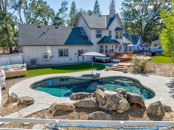 Cedar Creek Lodge W/ Pool/hot Tub/sleeps 24! - Oakhurst, CA