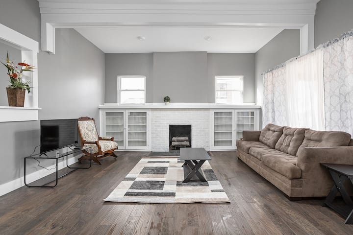 4br Retreat | Walk To Downtown | Private Garage - Indianapolis, IN