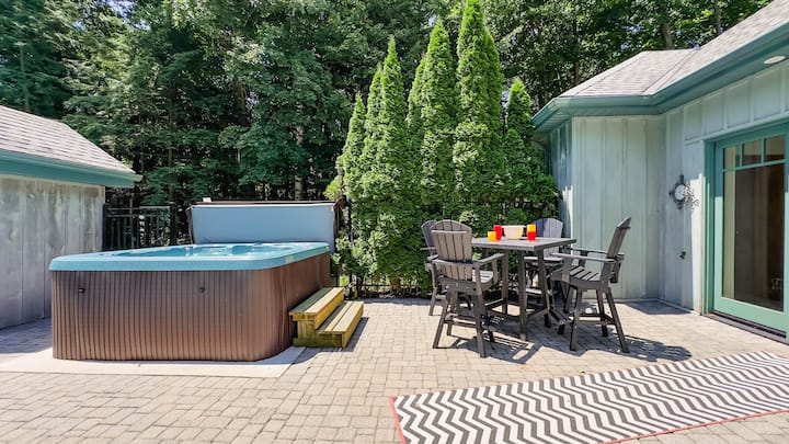 The Stonewood, Hot Tub, King Bed - Bayfield