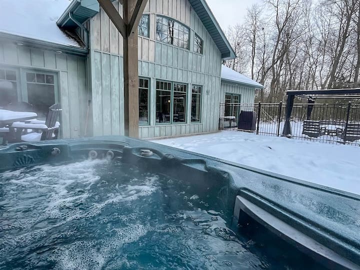 The Stonewood, Hot Tub, King Bed - Clinton