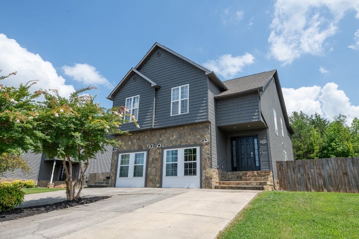 *Elegant 4bd Lodge?duplex W/ Hot Tub! Wifi + Near - Sevierville, TN