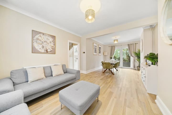 3-bedroom House With Parking In Hornchurch - ラムフォード