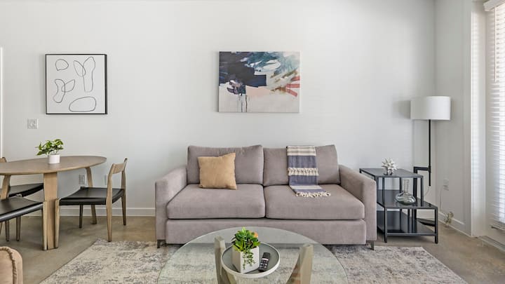 Spacious 2bd Hill Country: Pool, Smart Tech & Yard - Lakeway, TX