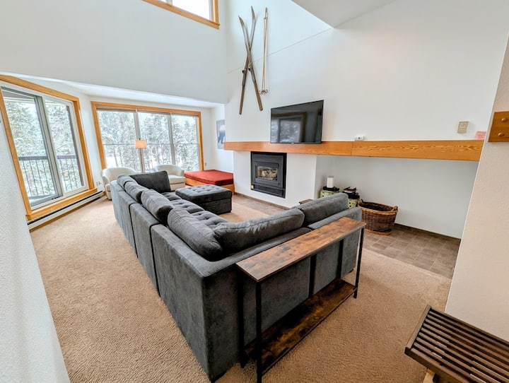 Large Bright Condo W/ Hot Tub, Pool & Shuttle - Keystone, CO